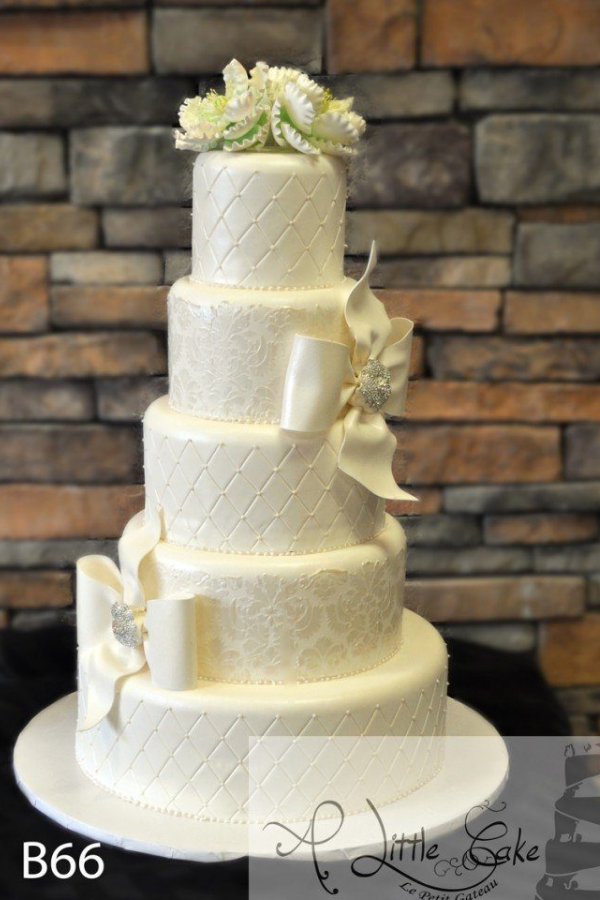 B66 – Elegant Fondant Wedding Cake With Bows